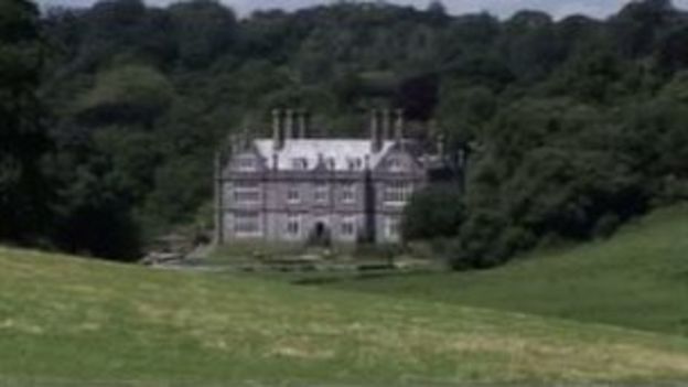 Luxury hotel Kitley House goes into administration - BBC News