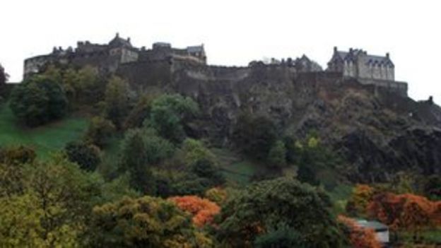 Rain blamed for visitor drop at Edinburgh Castle - BBC News