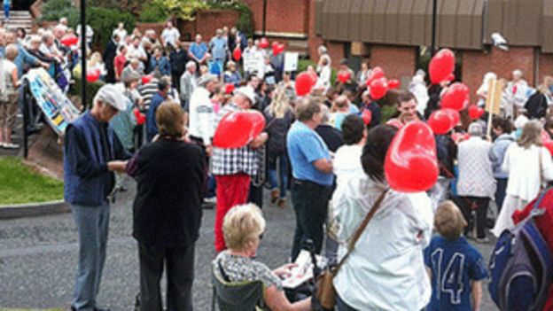 Redditch hospital protesters' fears over new Royal building - BBC News
