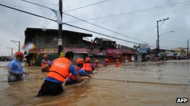 Floods paralyse Philippine capital Manila - BBC News