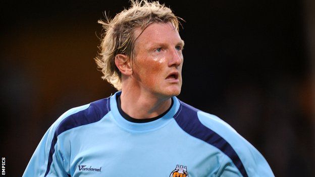 Wayne Hatswell joins Brackley Town for 2012/13 season - BBC Sport