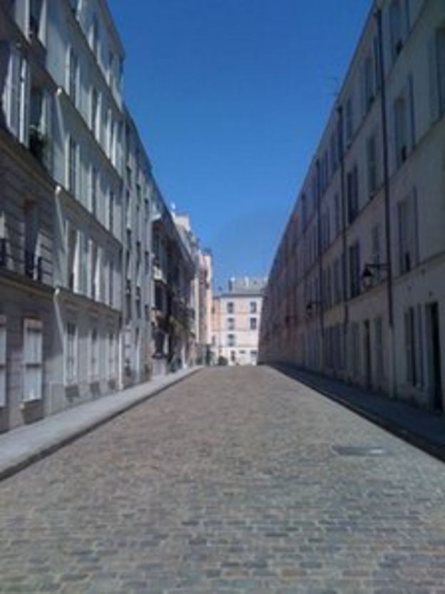 Summer exodus brings smiles to Paris - BBC News