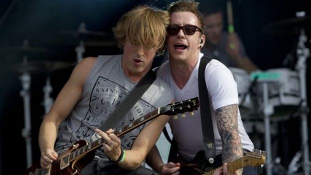 McFly bids farewell to Olympic with Rhyl concert - BBC News