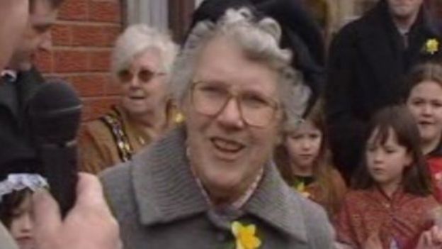 Eileen Beasley: Welsh language campaigner dies - BBC News