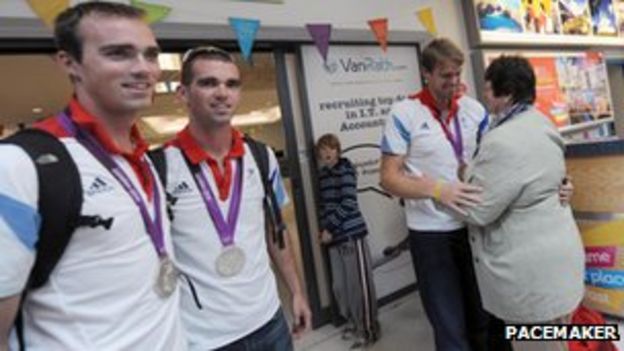 Coleraine homecoming for Olympic medal-winning rowers - BBC News