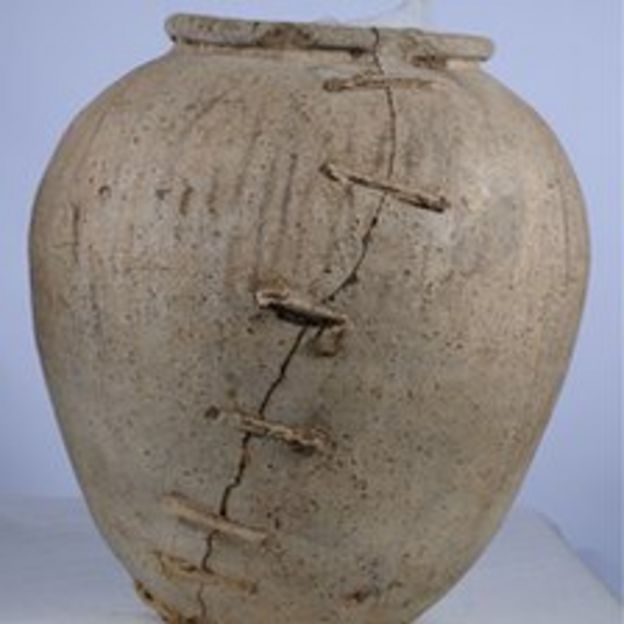 Roman milk pot found near Swindon to go on display - BBC News