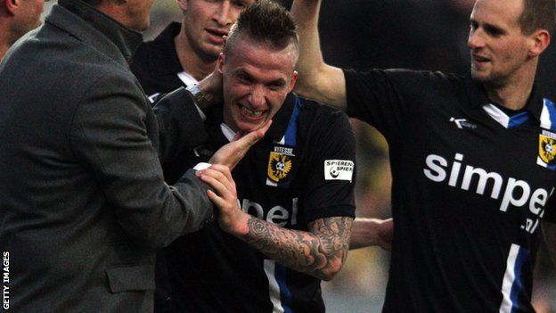 Alexander Buttner completes move to Manchester United - BBC Sport
