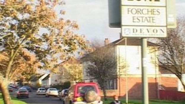 Arrests after alleged child abduction bid in Barnstaple - BBC News