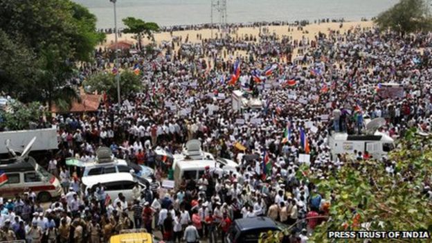 Thousands turn up for Mumbai Raj Thackeray rally - BBC News