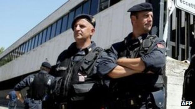 Italy figures show increase in crime amid police cuts - BBC News