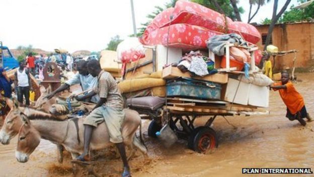 Niger floods cause widespread devastation - BBC News