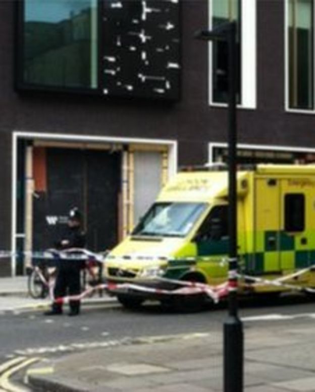 Amanda Telfer named as woman killed by falling frame - BBC News