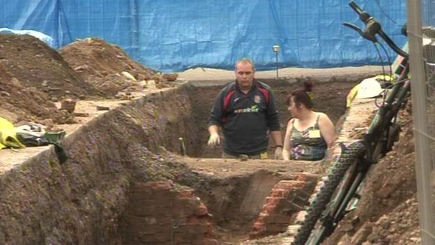 Richard III find historian John Ashdown-Hill dies - BBC News