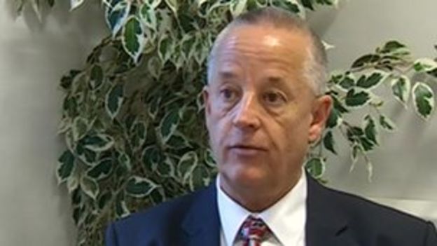 Derbyshire commissioner Alan Charles holds alcohol summit - BBC News