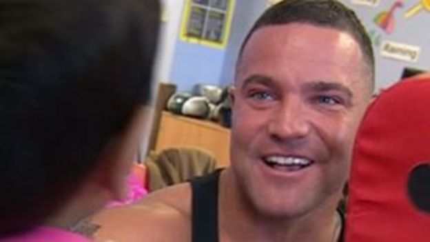 Boxing champ Scott King to raises funds for cancer centre - BBC News
