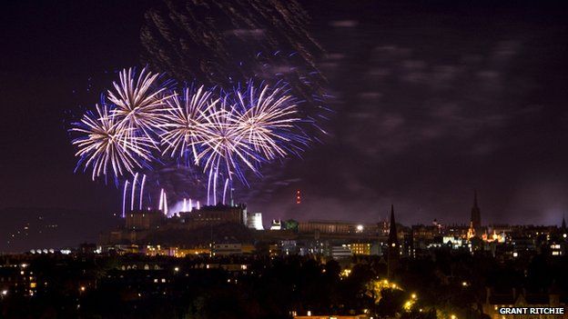 Edinburgh festival goes out with a bang - BBC News