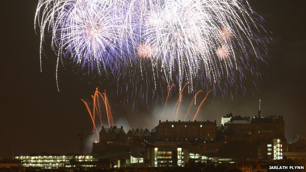 Edinburgh festival goes out with a bang - BBC News