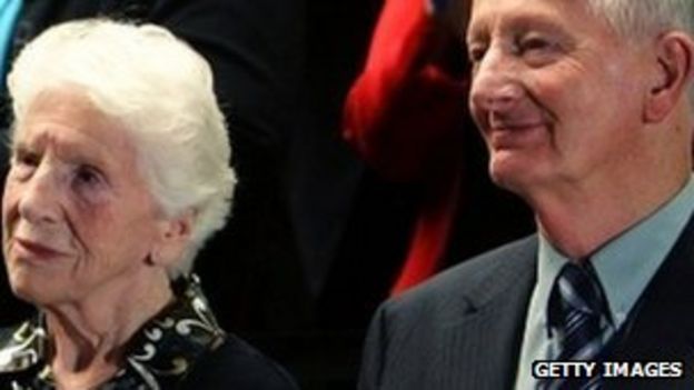 Julia Gillard: Australian PM's tribute to Welsh father - BBC News