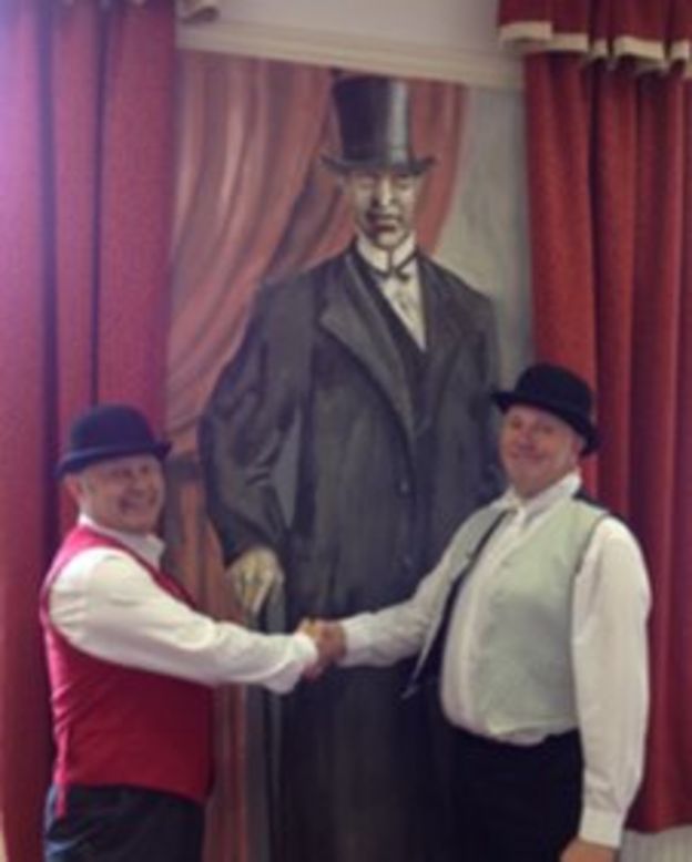 Painting of 'English Giant' Frederick Kempster unveiled - BBC News