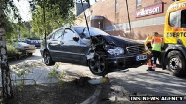 Sir Tony Baldry MP hits four cars while parking - BBC News