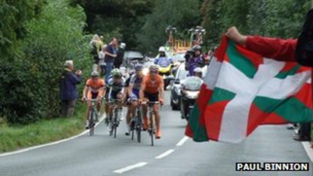 Tour of Britain: Nottingham crowds welcome cycle race - BBC News
