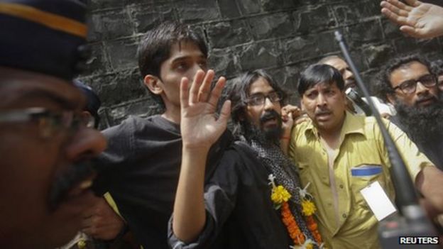 India cartoonist Aseem Trivedi freed from jail on bail - BBC News