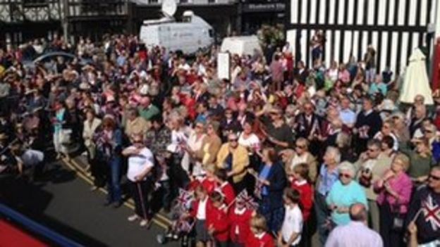 James Roe: Stratford bus tour for Paralympic rower - BBC News