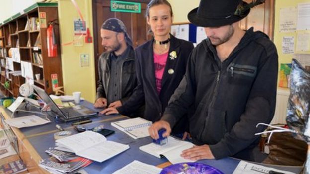Squatters reopen Friern Barnet library - BBC News