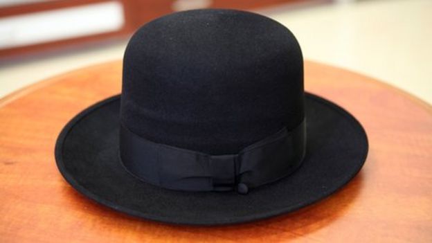 Curiosity draws Israelis to Hasidic Jewry exhibition - BBC News