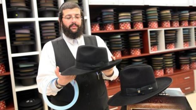Curiosity draws Israelis to Hasidic Jewry exhibition - BBC News
