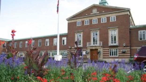 Margaret Hodge returns to Slough Town Hall after refurbishment - BBC News