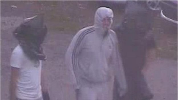 Cash van robbery in Rochester: CCTV images released - BBC News