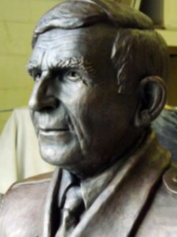 Bill McLaren bust to be unveiled in Hawick - BBC News