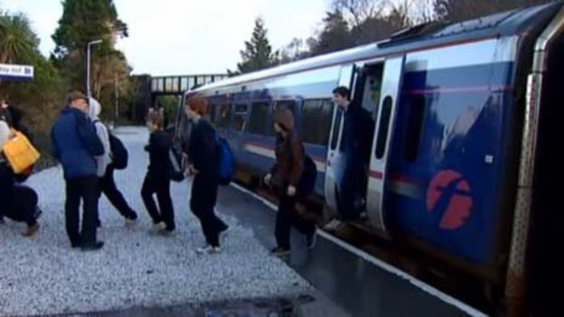 Pupils 'adopt' Plockton railway after litter complaints - BBC News