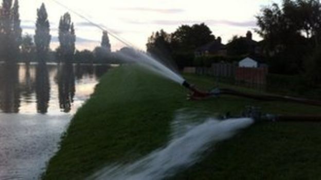 James Alexander criticises York flood defences delay - BBC News