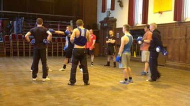 Prince's Trust boxing scheme for Redcar jobless - BBC News