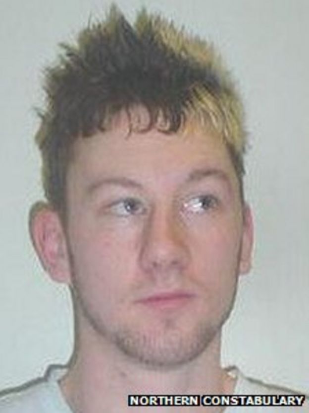 Image of court escape prisoner Michael Davidson issued by police - BBC News