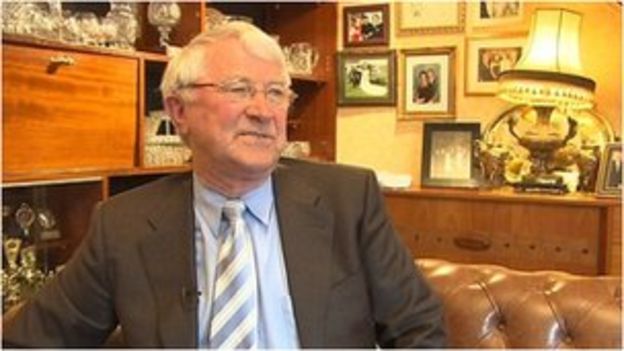 Irish showband singer Larry Cunningham dies - BBC News