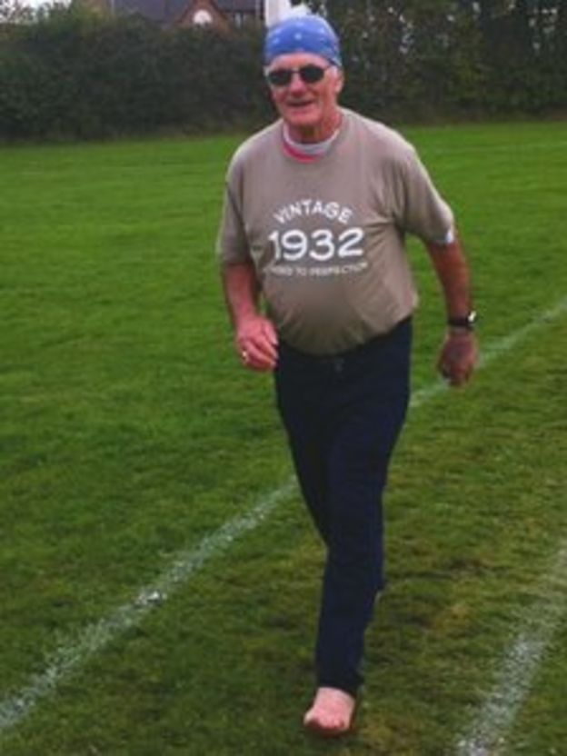 Tom Scriven, 80, finishes 80km run in Axminster early - BBC News