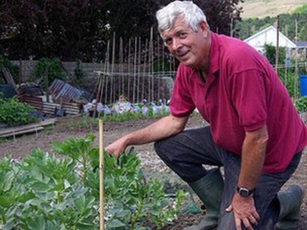 Radio 2 gardener Terry Walton in prostate cancer warning - BBC News