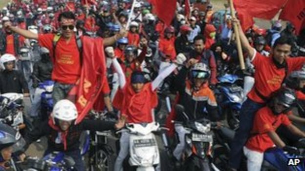 Indonesia factory workers on strike for more pay - BBC News