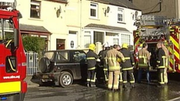 Mother and child rescued from Warrenpoint fire - BBC News