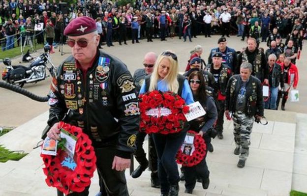 Bikers Ride to the Wall to honour British armed forces - BBC News