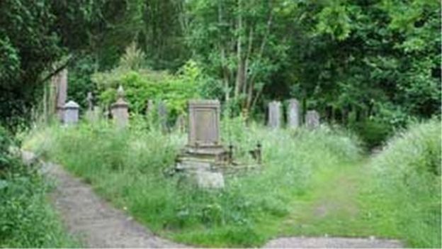 Arnos Vale Cemetery needs volunteers for war graves project - BBC News