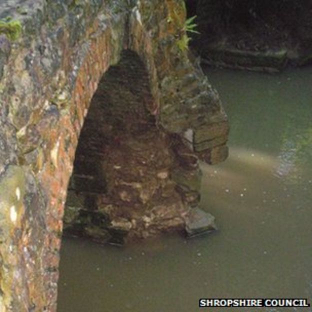 New England's Donkey Bridge shut as floods leave it unsafe - BBC News