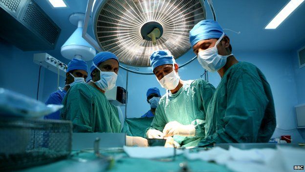 Britain's first open heart robot surgeon - BBC Newsround