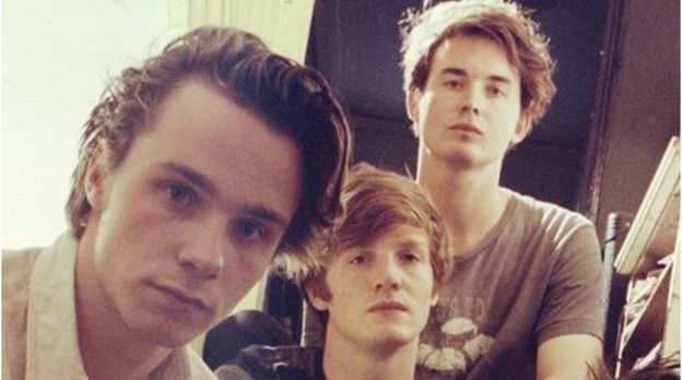 Palma Violets riding the wave - BBC News