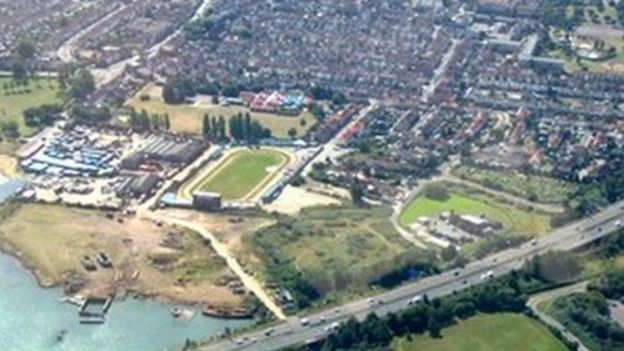 Portsmouth park-and-ride service begins - BBC News