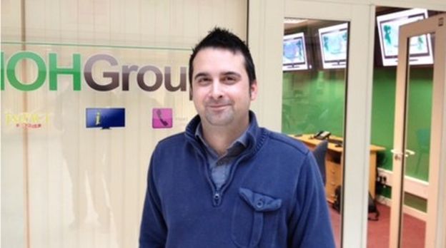 End of UK recession 'fantastic' for engaged couple - BBC News