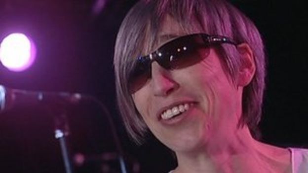 Fuzzbox guitarist Jo Dunne, 43, dies after cancer battle - BBC News